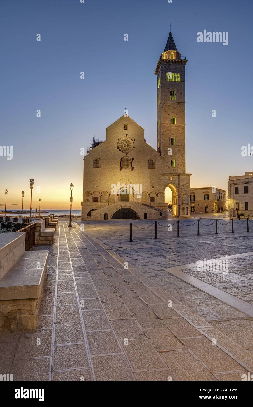 The Piazza Duomo with the iconic cathedral in Trani in front of sunrise ...