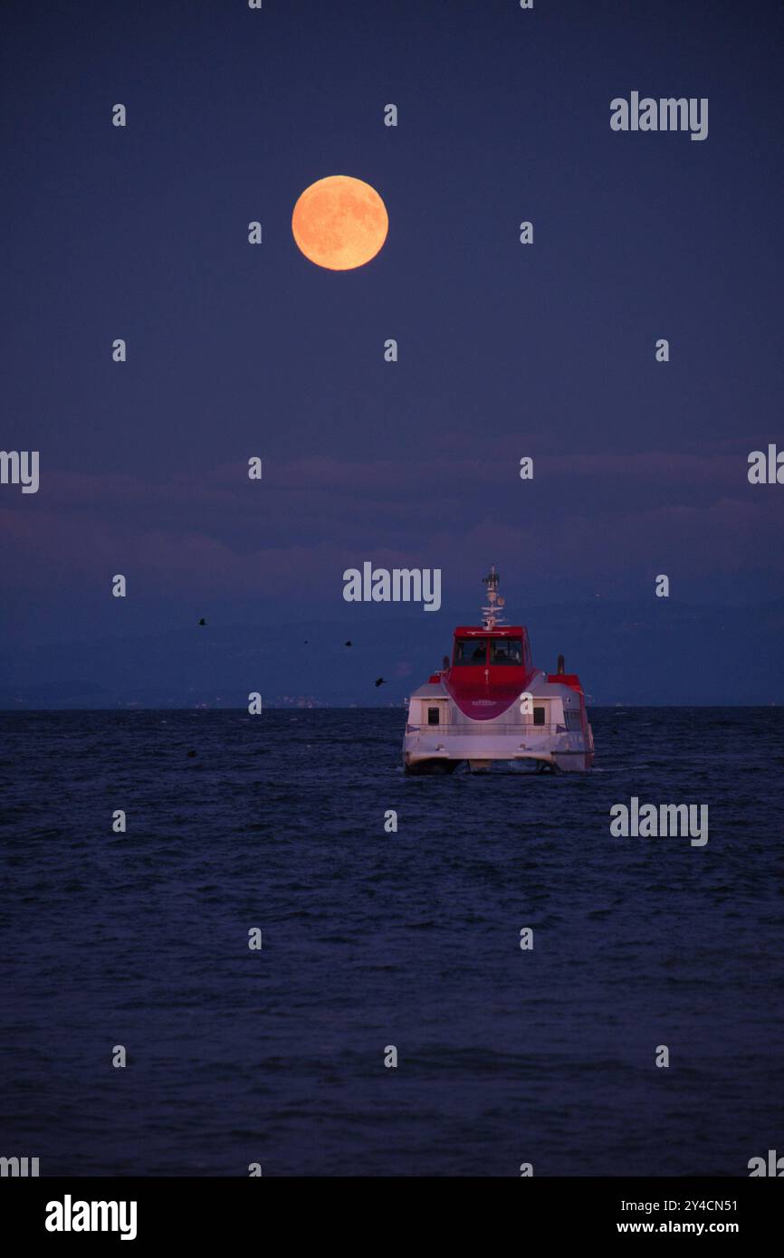 Vollmond über dem Bodensee mit Katamaran Constanze *** Full moon over ...