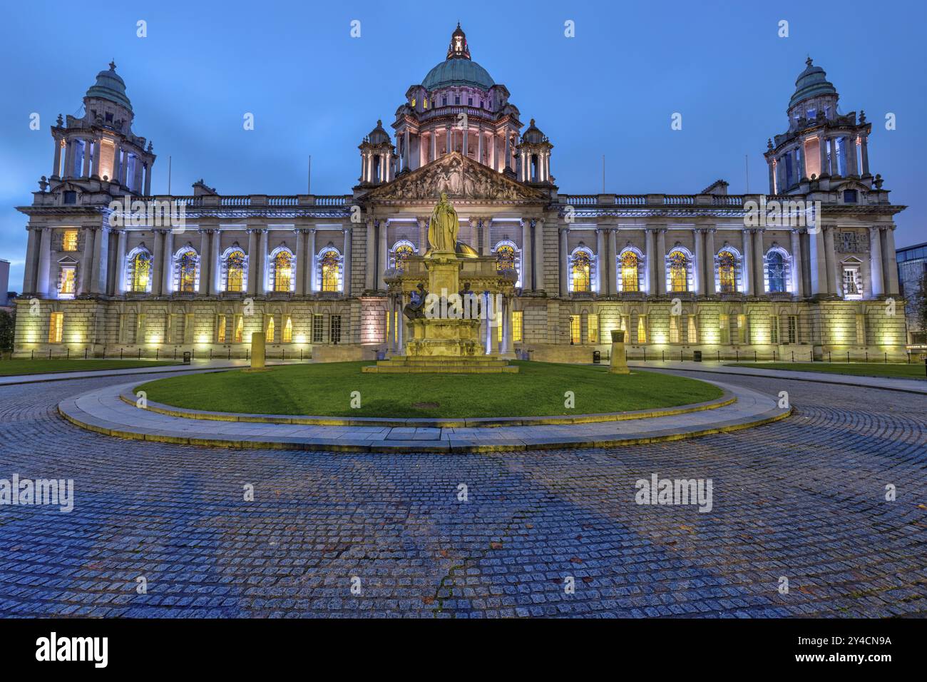 Illuminated belfast city hall hi-res stock photography and images - Alamy