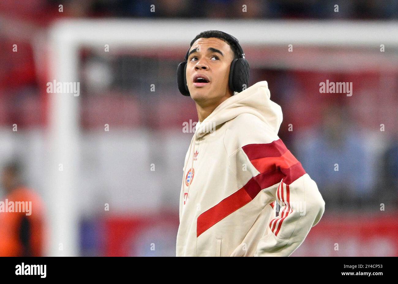 vor Spielbeginn: Jamal Musiala FC Bayern Muenchen FCB (42) Kopfhoerer ...
