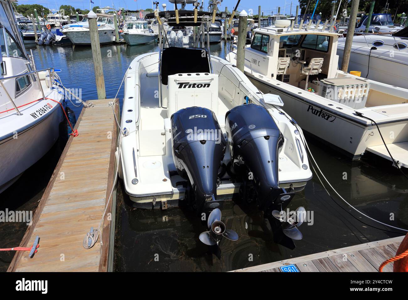 Dual outboard motors hi-res stock photography and images - Alamy