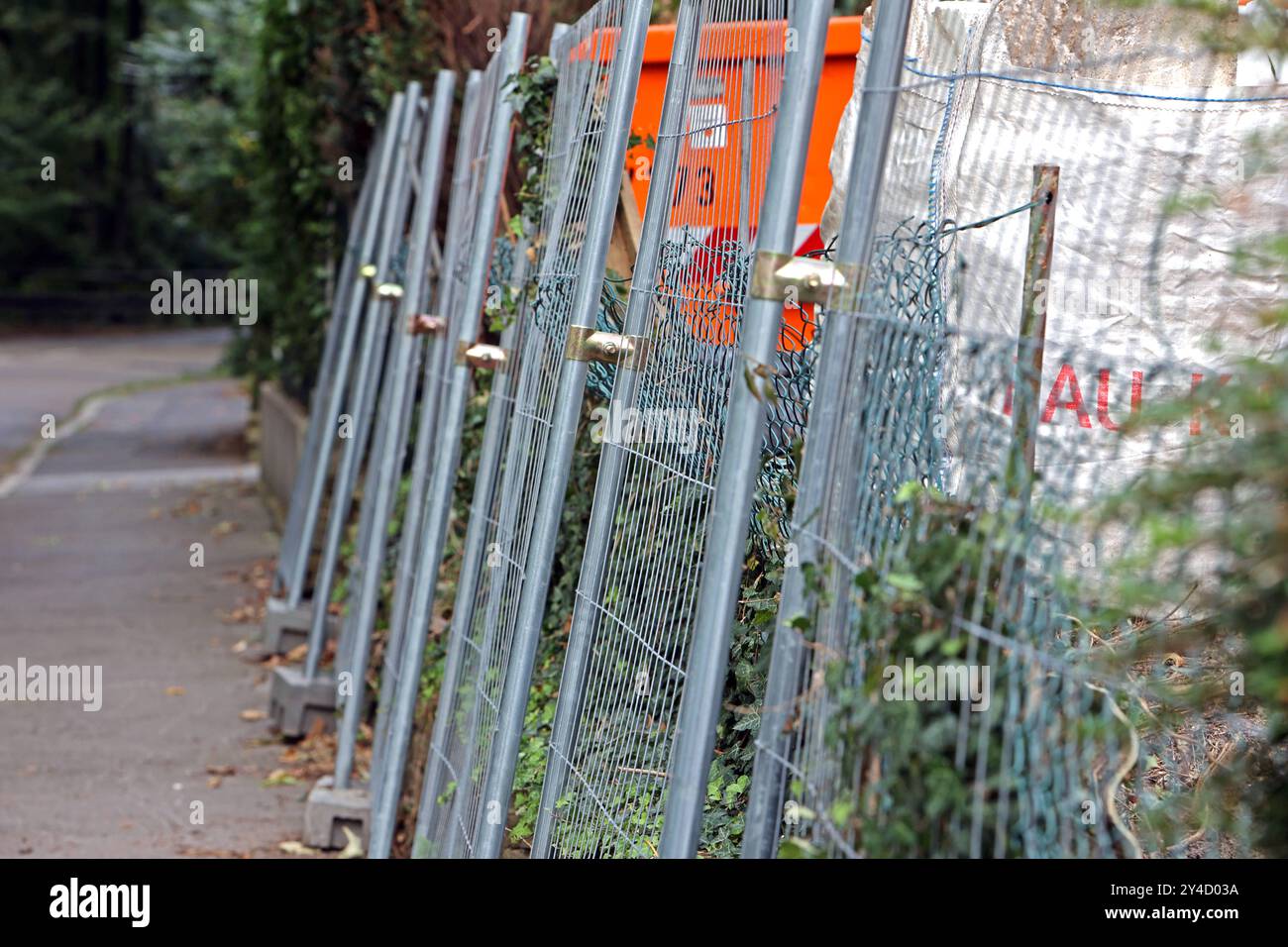 Bauzäune im Einsatz Ein Bauzaun sichert einen Gehweg zwischen einer ...