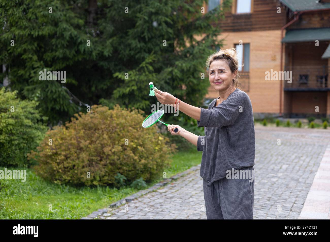 Woman serve badminton racket hi-res stock photography and images - Alamy