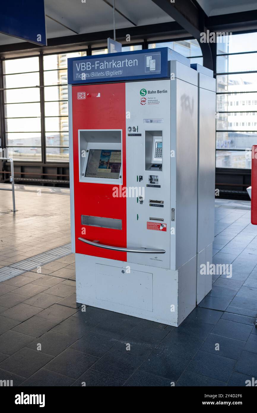 Platform ticket machine hi-res stock photography and images - Alamy