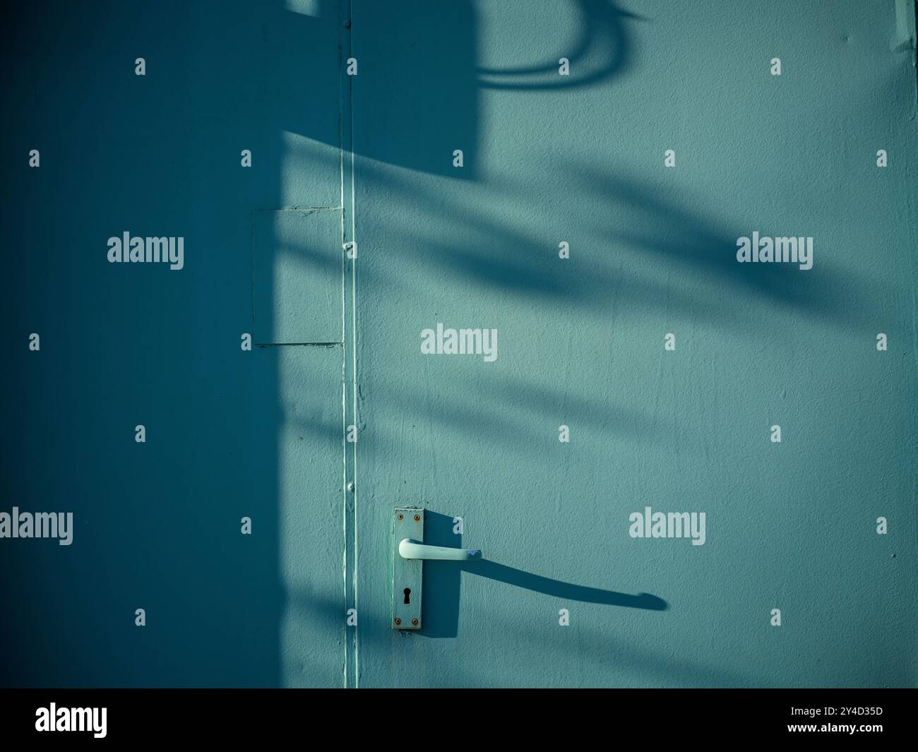 SHADOWS SHAPES OBJECTS COLOUR OBSCURE ITEMS Stock Photo - Alamy