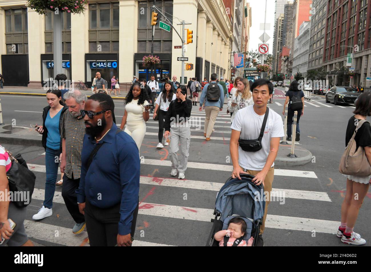 People cross the street in Manhattan, New York City Stock Photo - Alamy