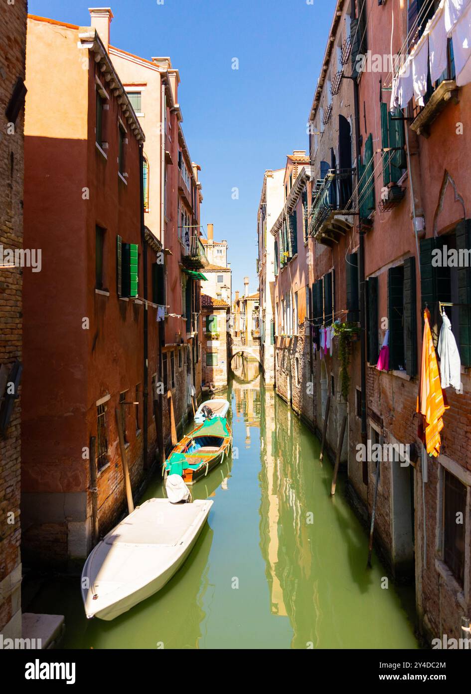 Buildings houses narrow canals hi-res stock photography and images - Alamy