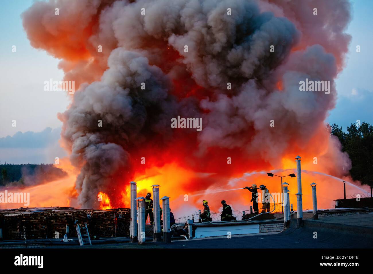 Fireman extinguish roof fire hose hi-res stock photography and images ...