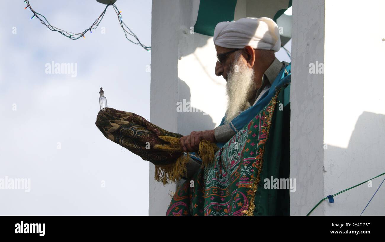 Srinagar, India. 17th Sep, 2024. Thousands of devotees throng Khiram Dargah in South Kashmir's ...