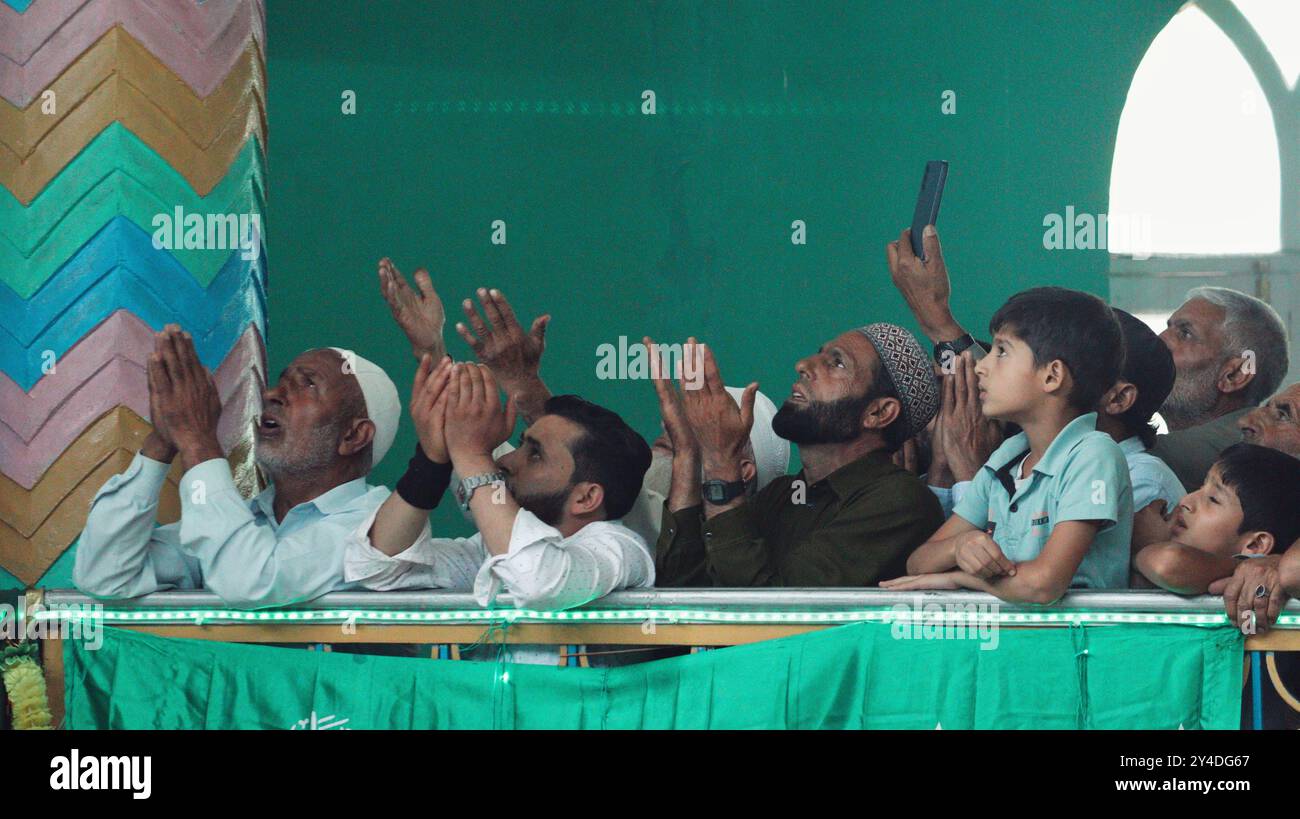 Srinagar, India. 17th Sep, 2024. Thousands of devotees throng Khiram Dargah in South Kashmir's ...