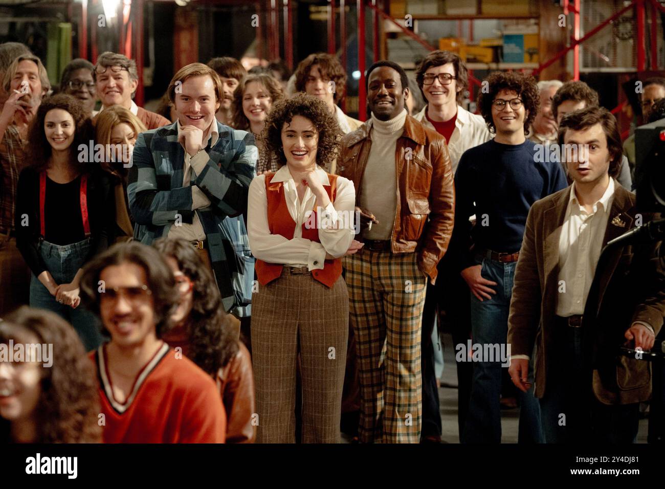 SATURDAY NIGHT, from left: Ella Hunt as Gilda Radner (suspenders), Kim ...