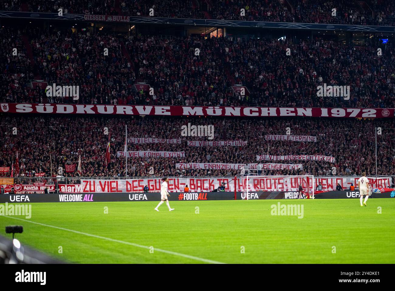Fans / Ultras des FCB in der Suedkurve protestieren mit Banner Zu viel ...