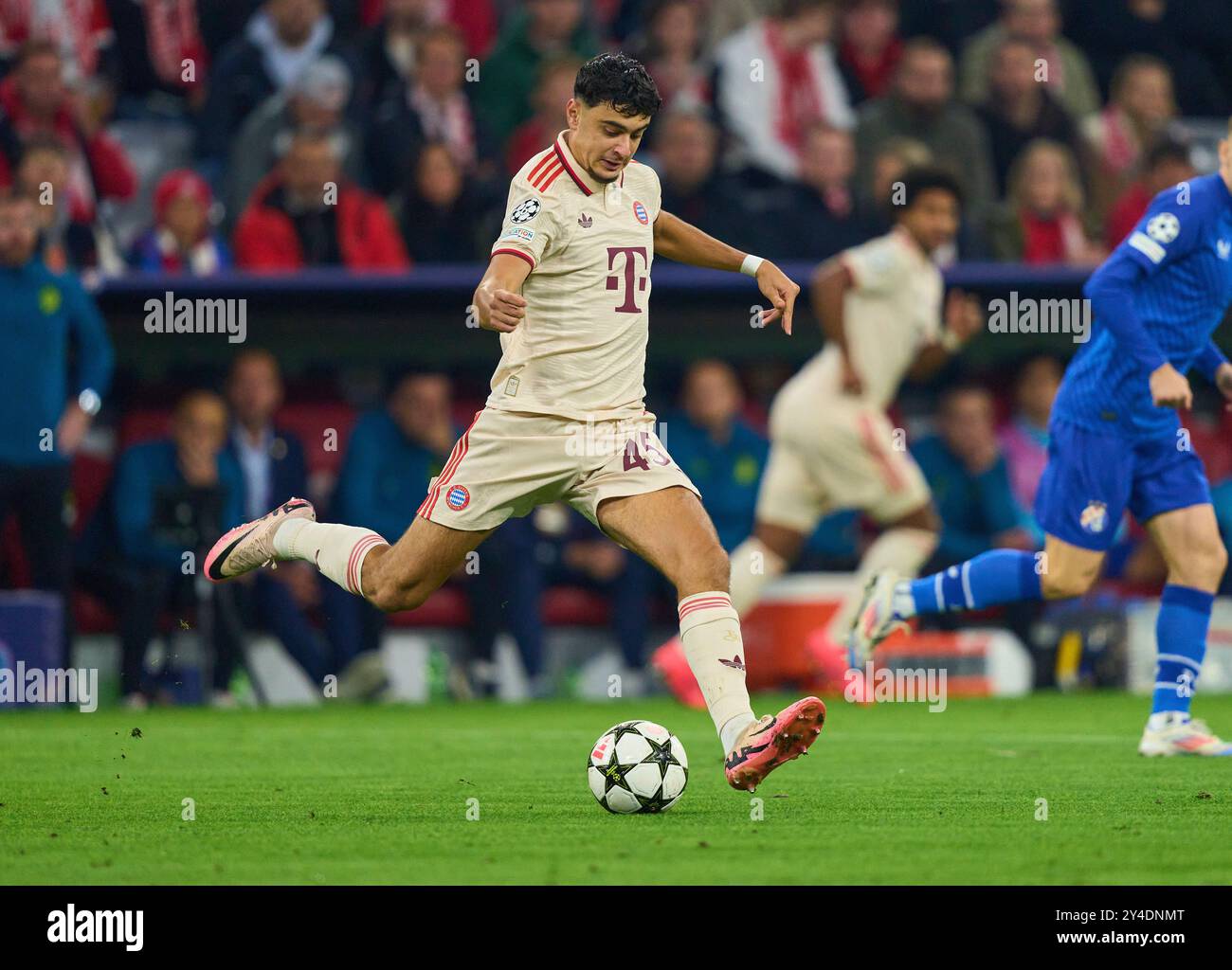 Aleksandar Pavlovic, FCB 45 in the group league match FC BAYERN ...