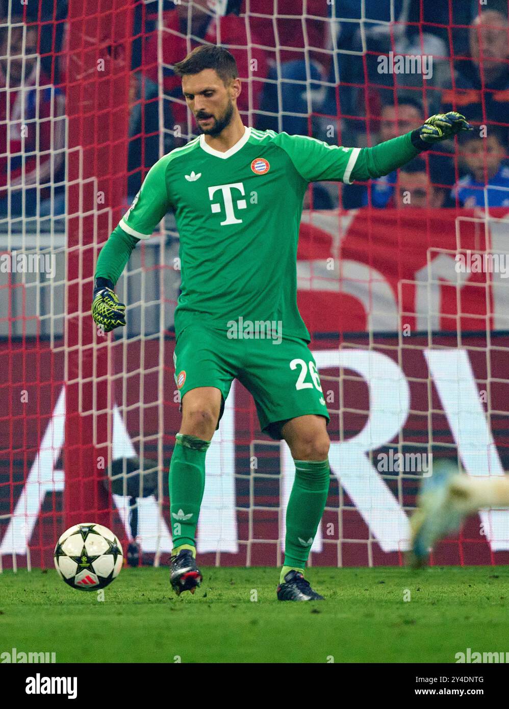 Sven ULREICH, FCB 26 goalkeeper, in the group league match FC BAYERN ...