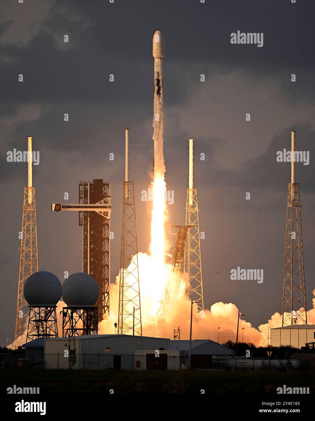 A SpaceX Falcon 9 rocket launches 2 Galileo satellites for the European ...