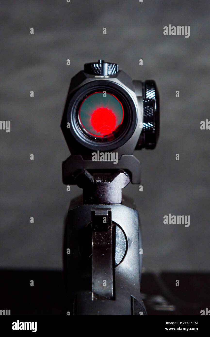 Red dot sight system mounted on top of a rifle Stock Photo - Alamy