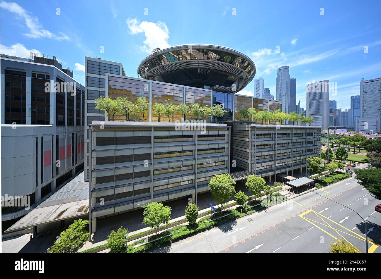 The Singapore Supreme Court Building with its unique flying saucer ...