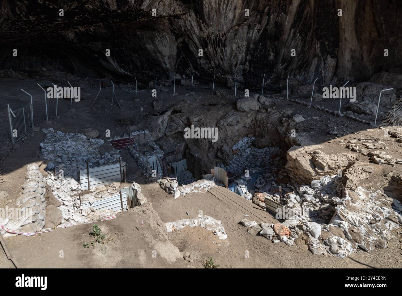 Shanidar cave in the kurdistan hi-res stock photography and images - Alamy