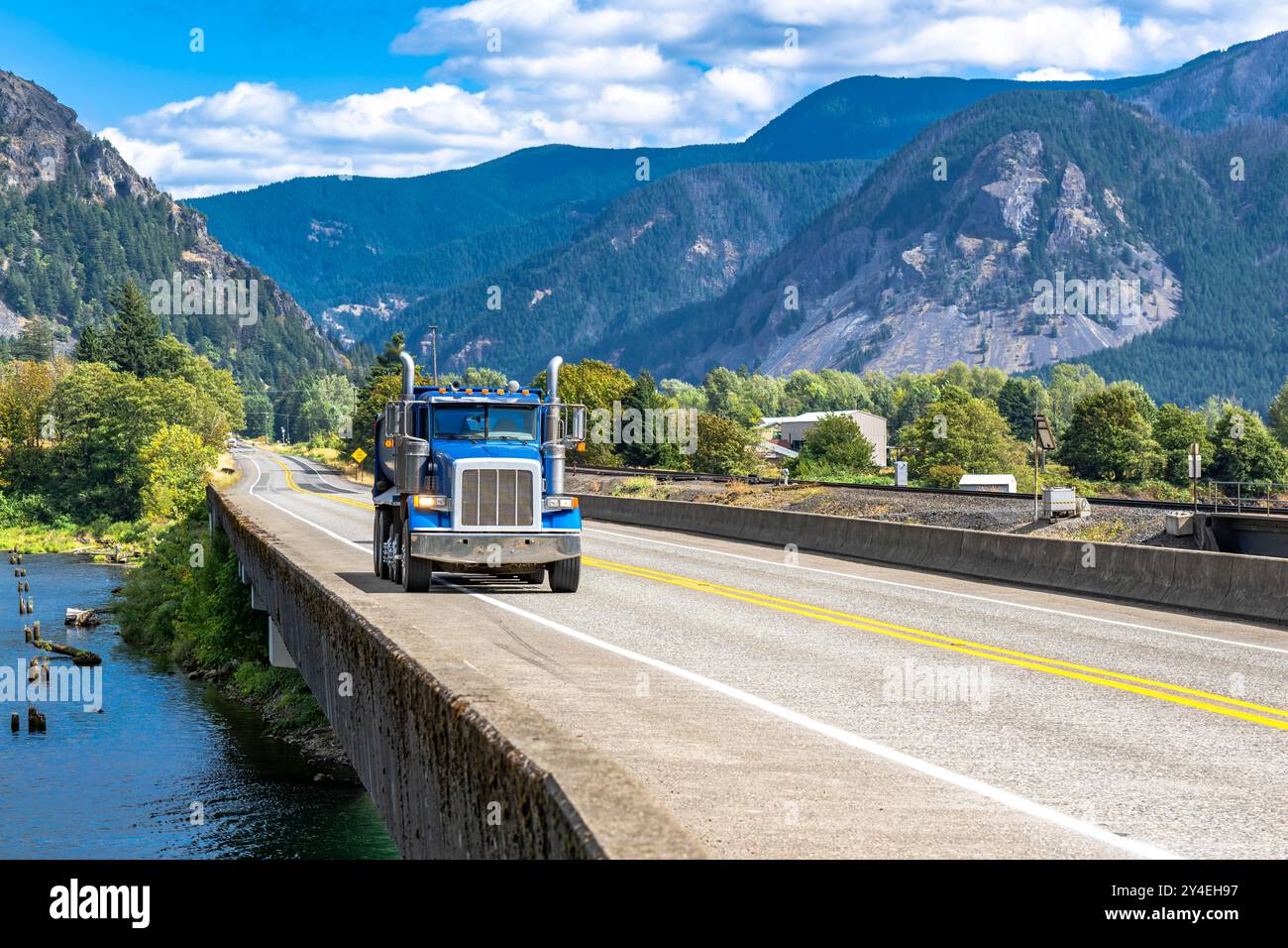 Industrial local carrier heavy duty day cab blue big rig tipper semi ...