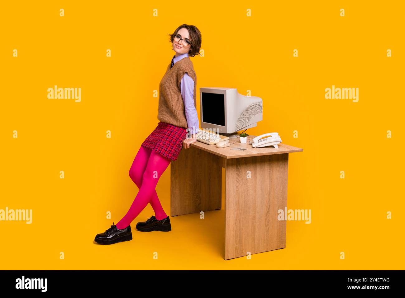 Photo portrait of attractive young woman workspace lean on table ...