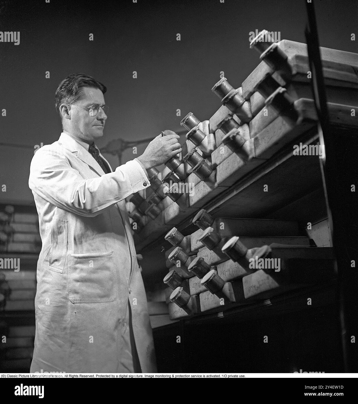 Howard Florey. 1898-1968. Australian pharmacologist who shared the ...