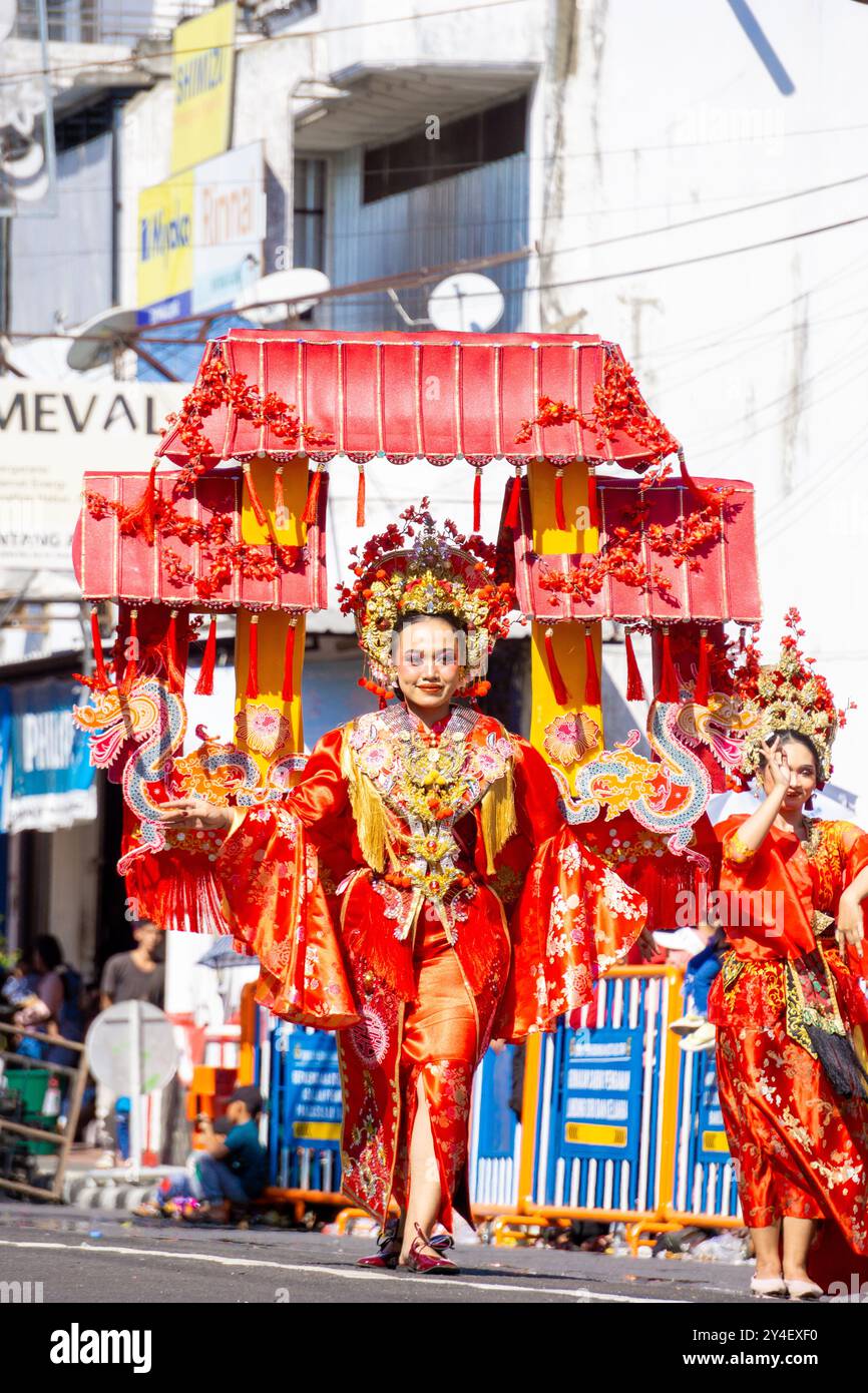Unique and luxurious costumes worn by Indonesian people in carnival ...