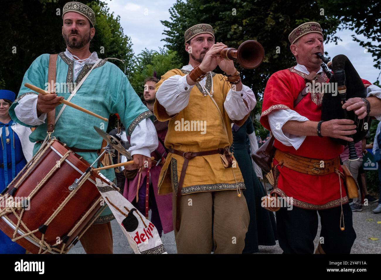 Traditional musicians from the Middle Ages on parade of the Fete des ...
