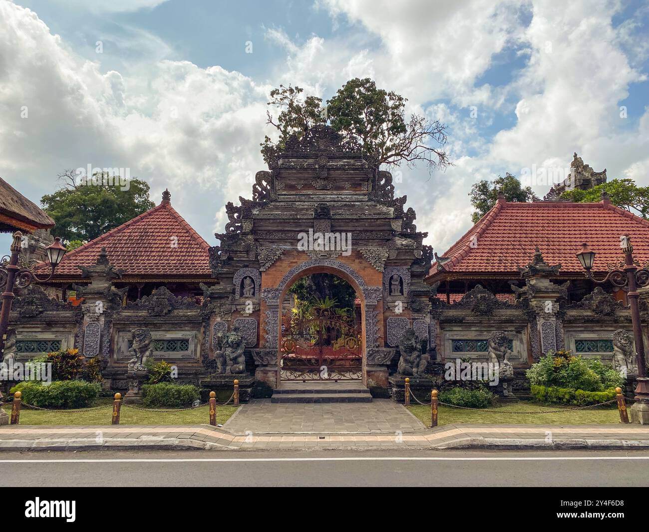 View of ubud palace from main Ubud street, Puri Saren Agung temple ...