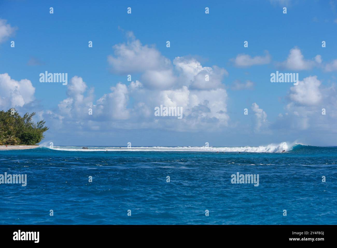 French Polynesia, Tuamotu archipelago, atoll of Faaite: barrel wave ...