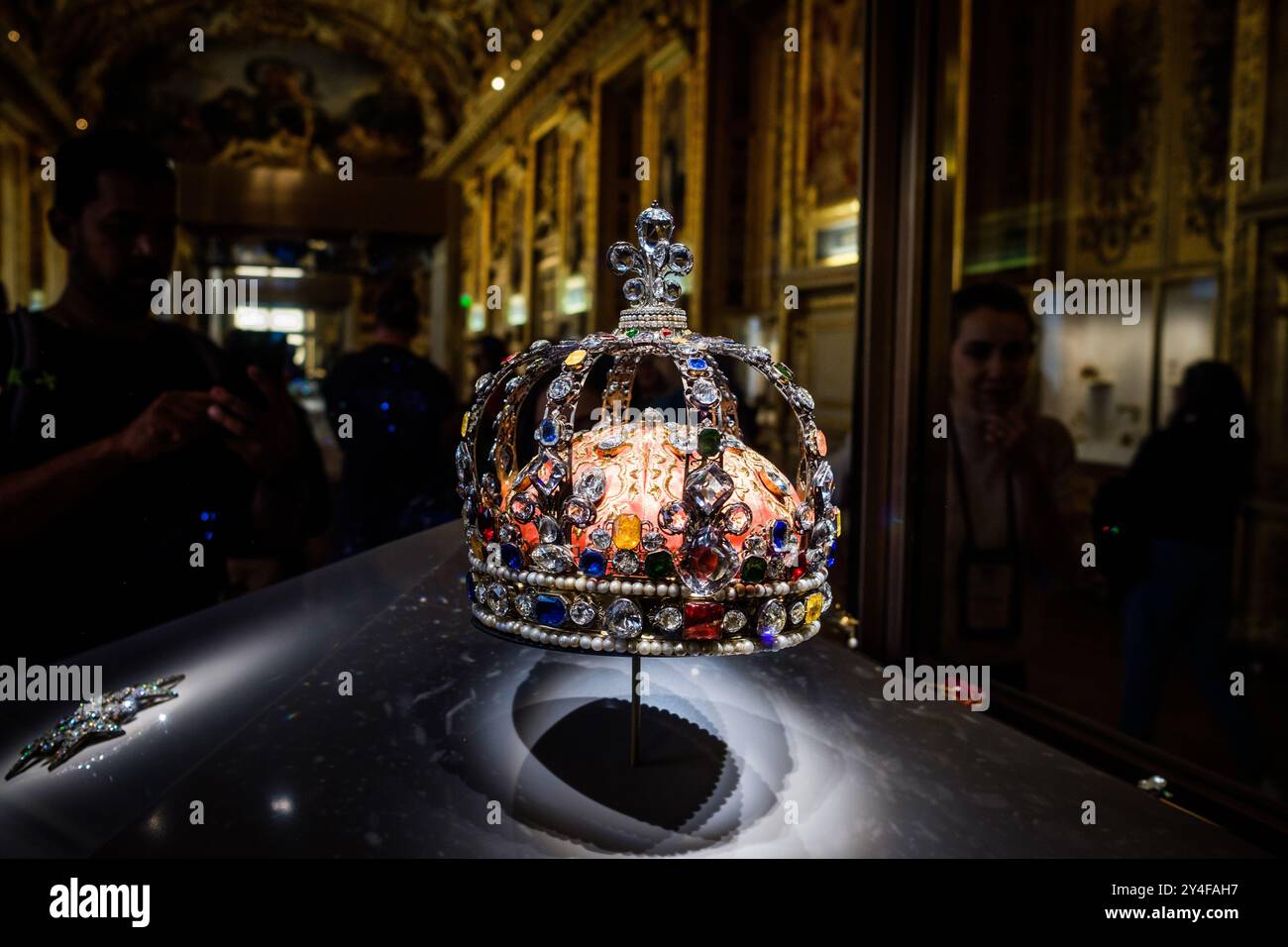 Paris (France): tourists in the hall of the Louvre Museum under the ...