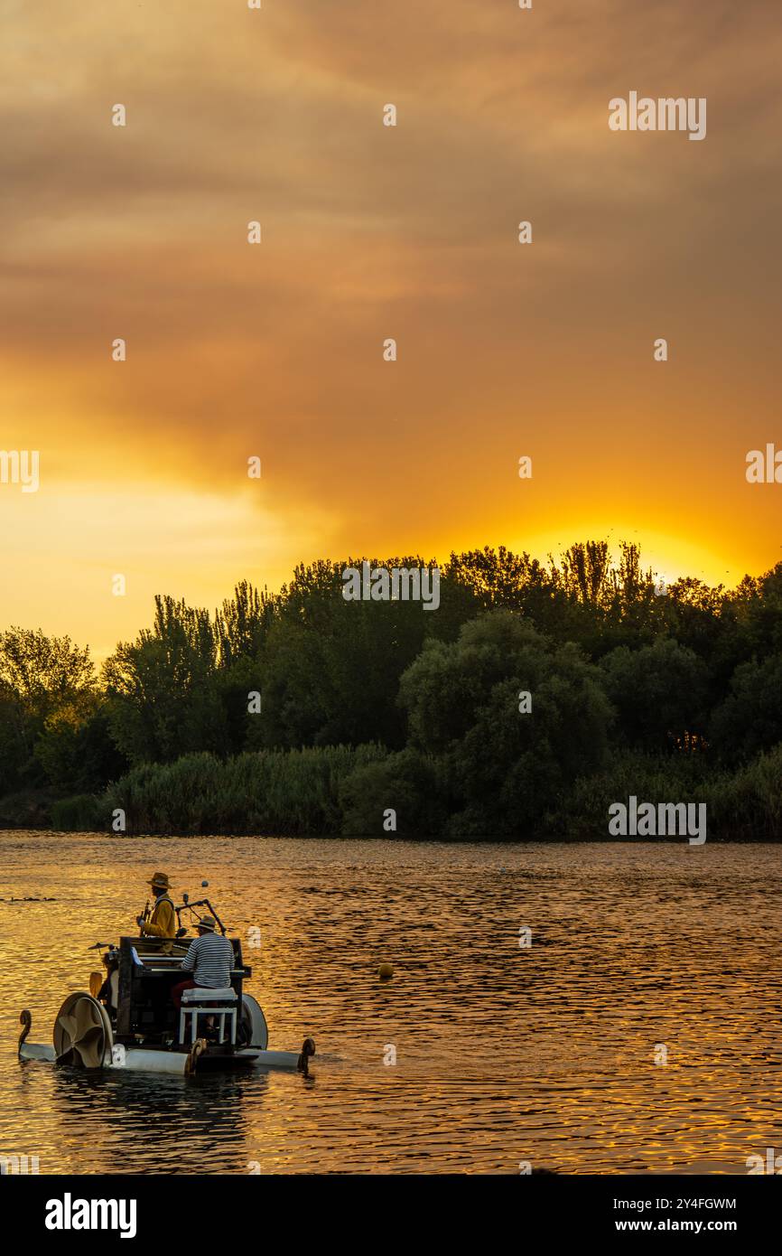 Cruzando el rio hi-res stock photography and images - Alamy