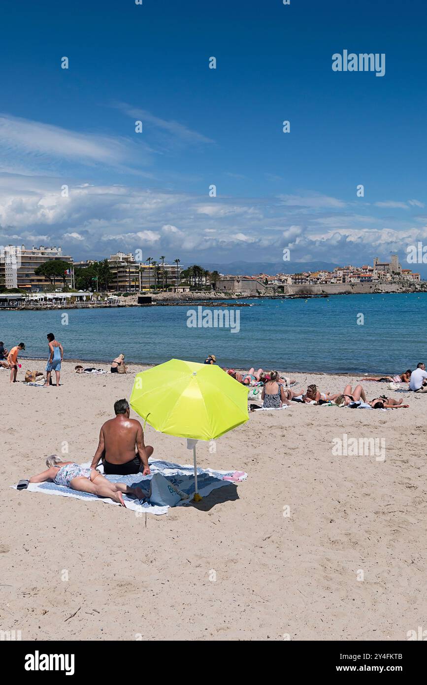 France, Provence-Alpes-Cote d'Azur, Antibes, people sunbathing on Plage ...
