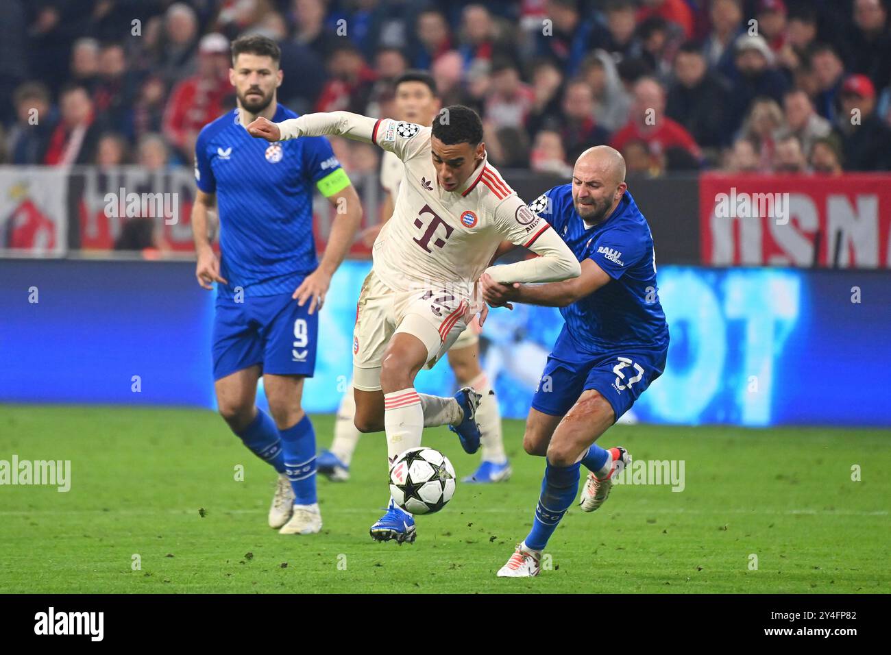 Jamal MUSIALA (FC Bayern Munich), action, duels versus Josip MISIC (ZNG ... Jamal MUSIALA (FC Bayern Munich), action, duels versus Josip MISIC (ZNG ...