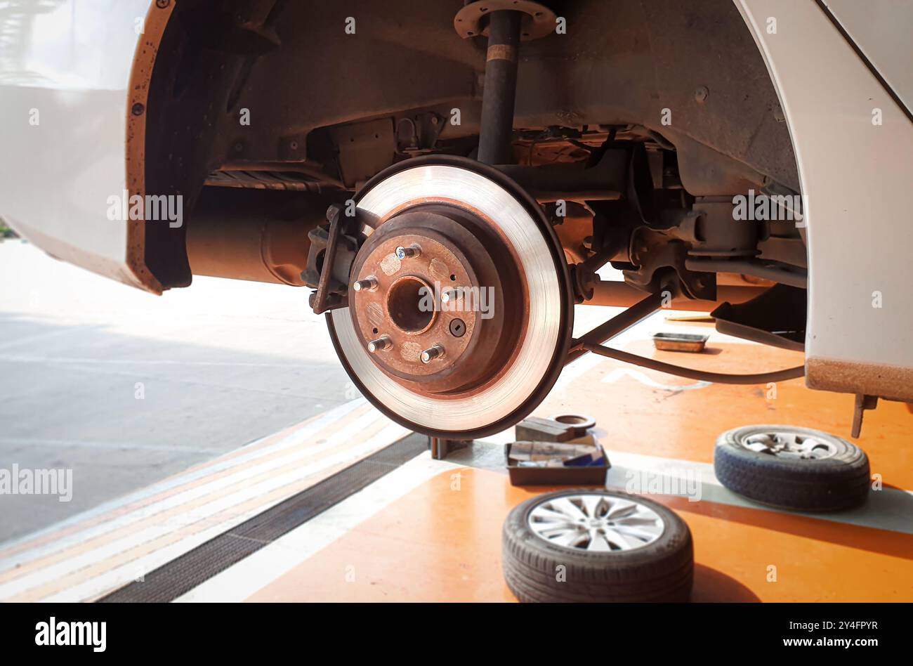 Lifting car without rear wheel hi-res stock photography and images - Alamy