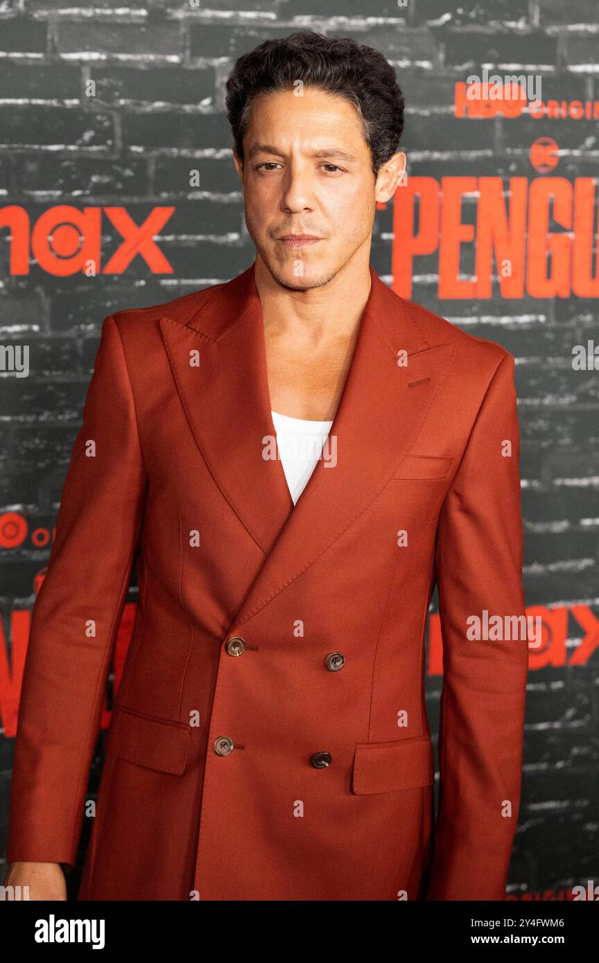 Theo Rossi bei der Premiere der HBO Max Miniserie The Penguin im Jazz ...