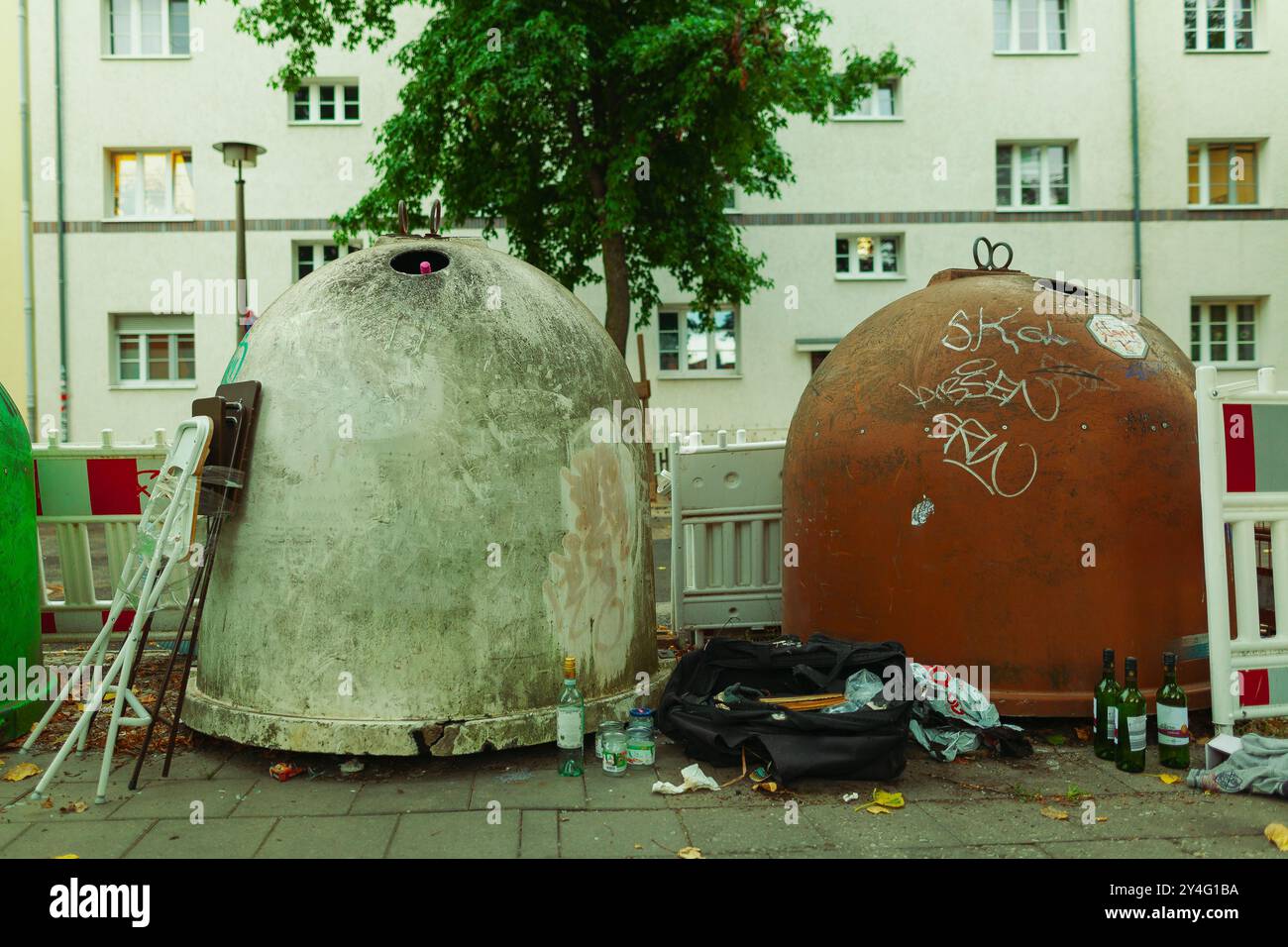 Scattered garbage around trash hi-res stock photography and images - Alamy