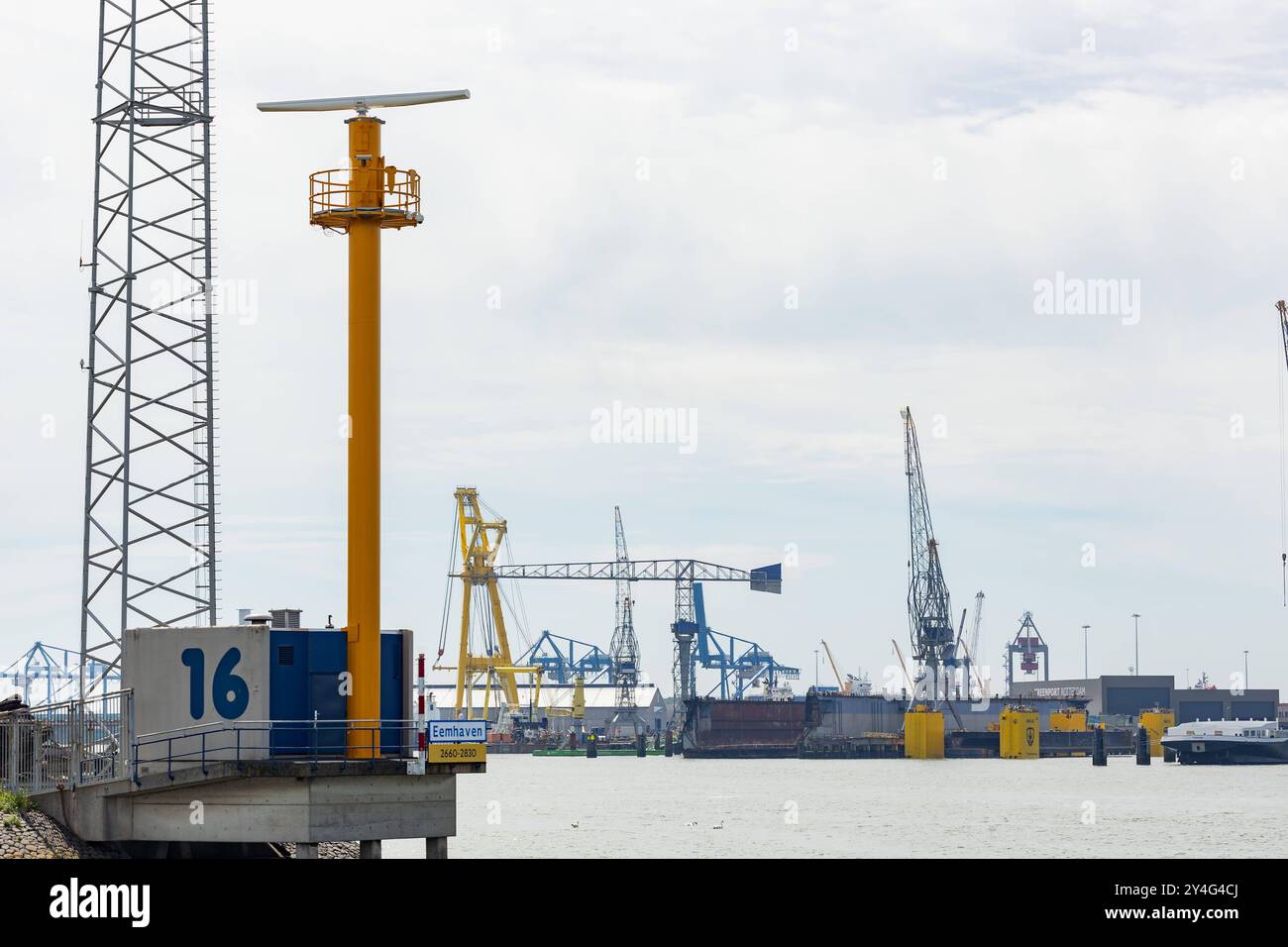 Radar antenna for navigation and control in the port of Rotterdam ...