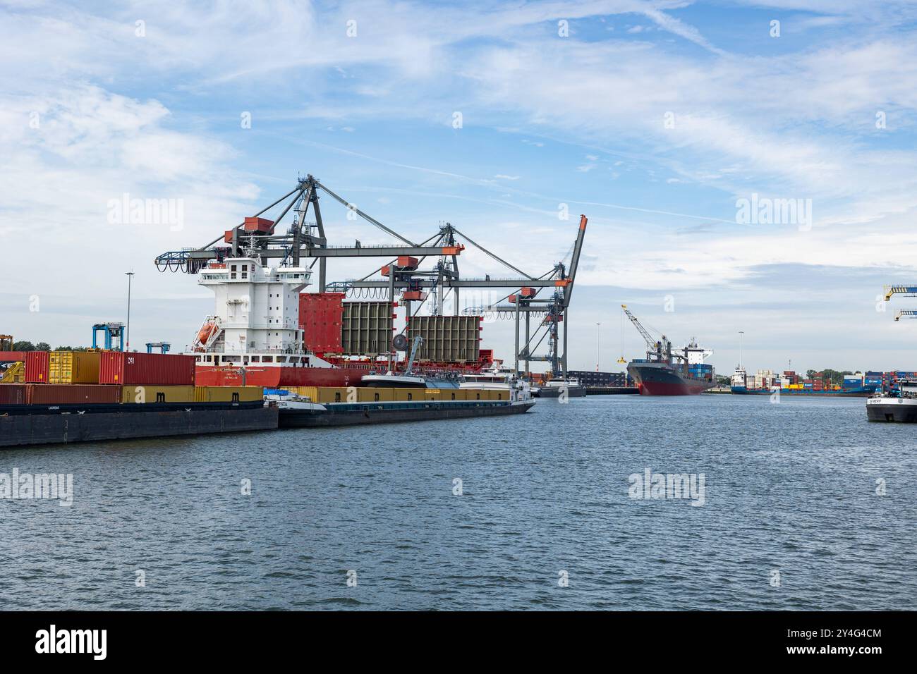 Schiffe und kräne im hafen hi-res stock photography and images - Alamy