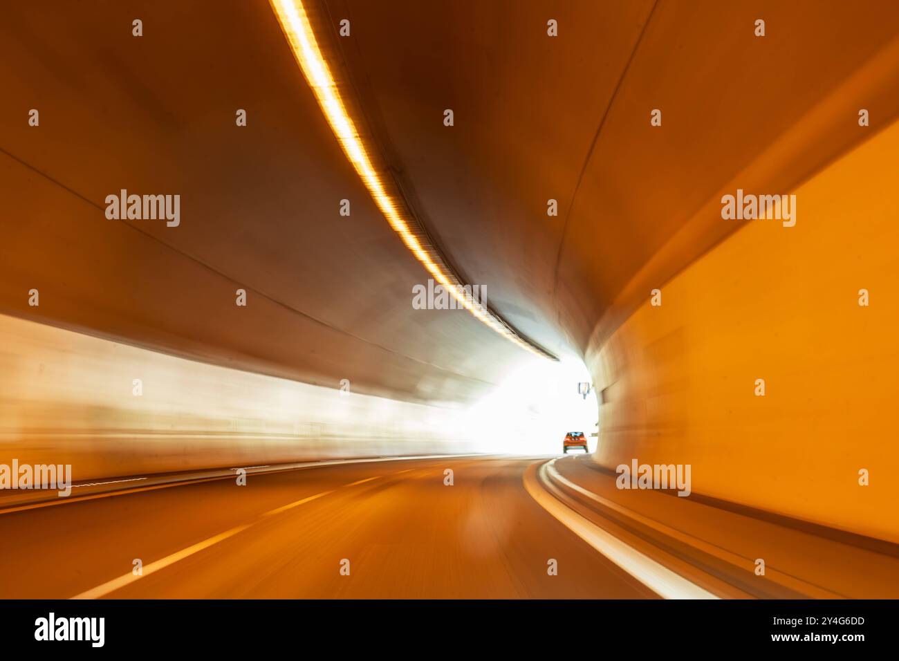 Spannende Sie Fahren Durch Einen Tunnel Welche Besonderheit Besteht Dabei Ebenbild