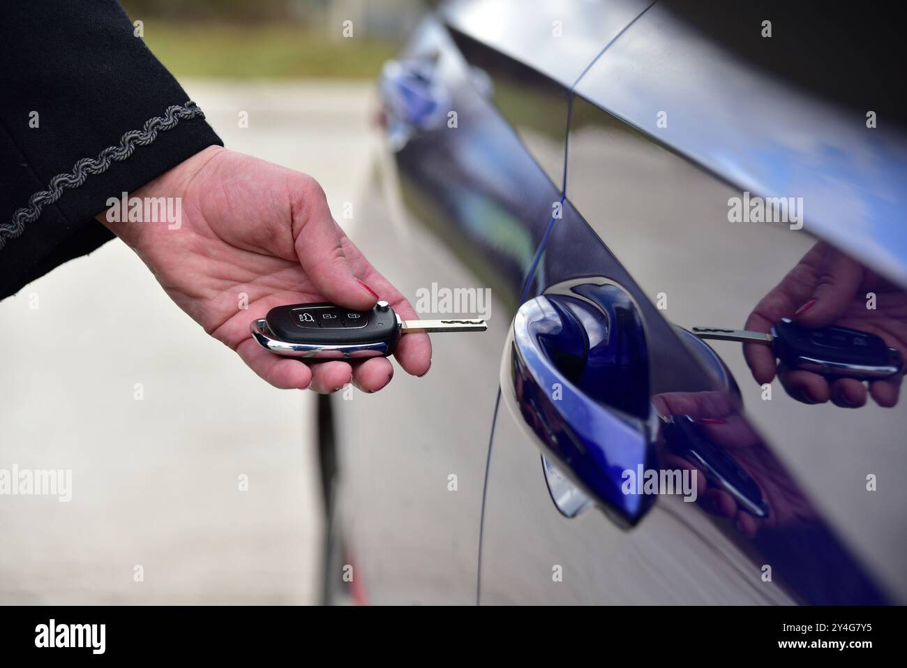 Unlock the car with a pop-up key Stock Photo - Alamy