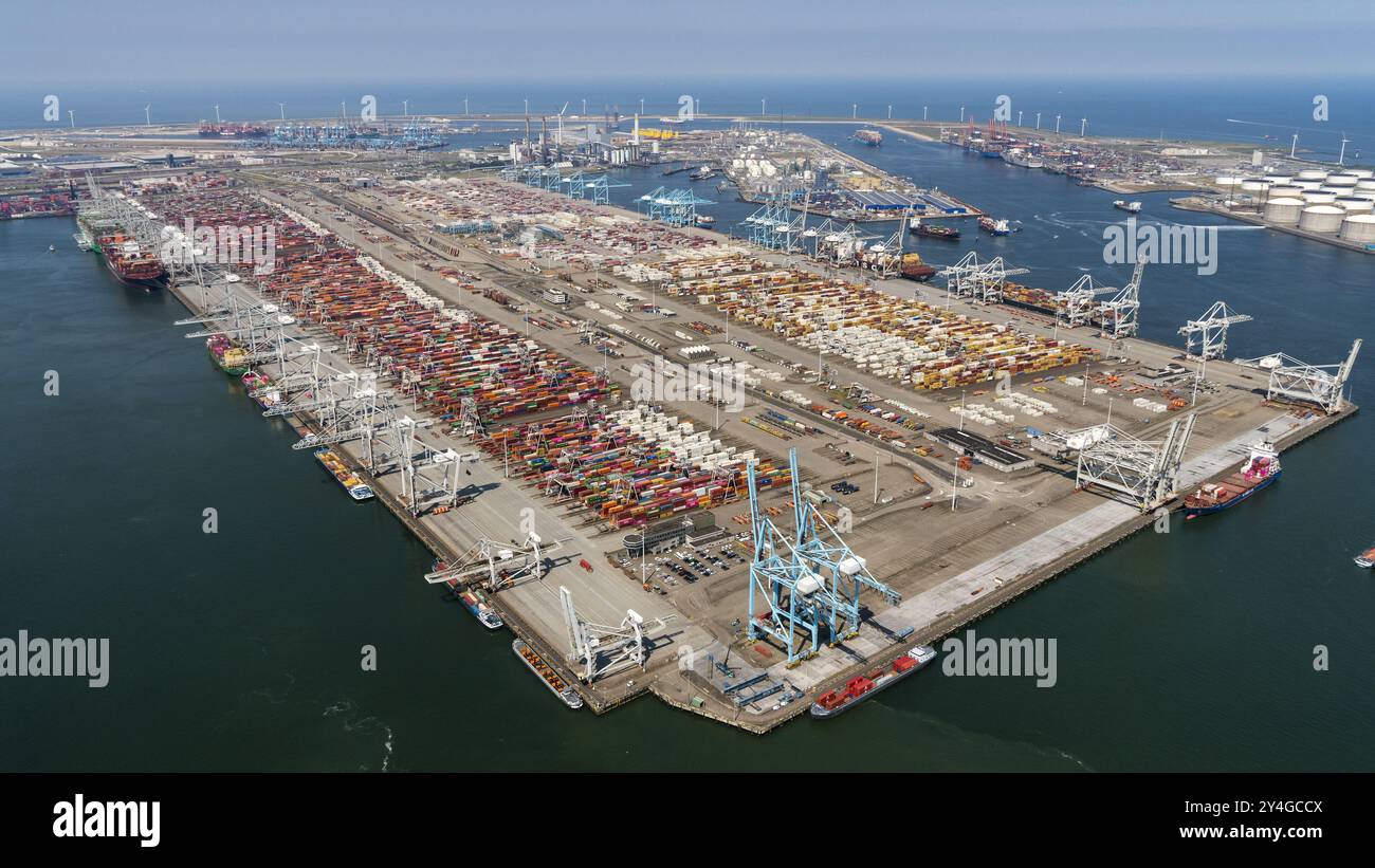On the Maasvlakte directly on the North Sea, the largest ships can moor ...