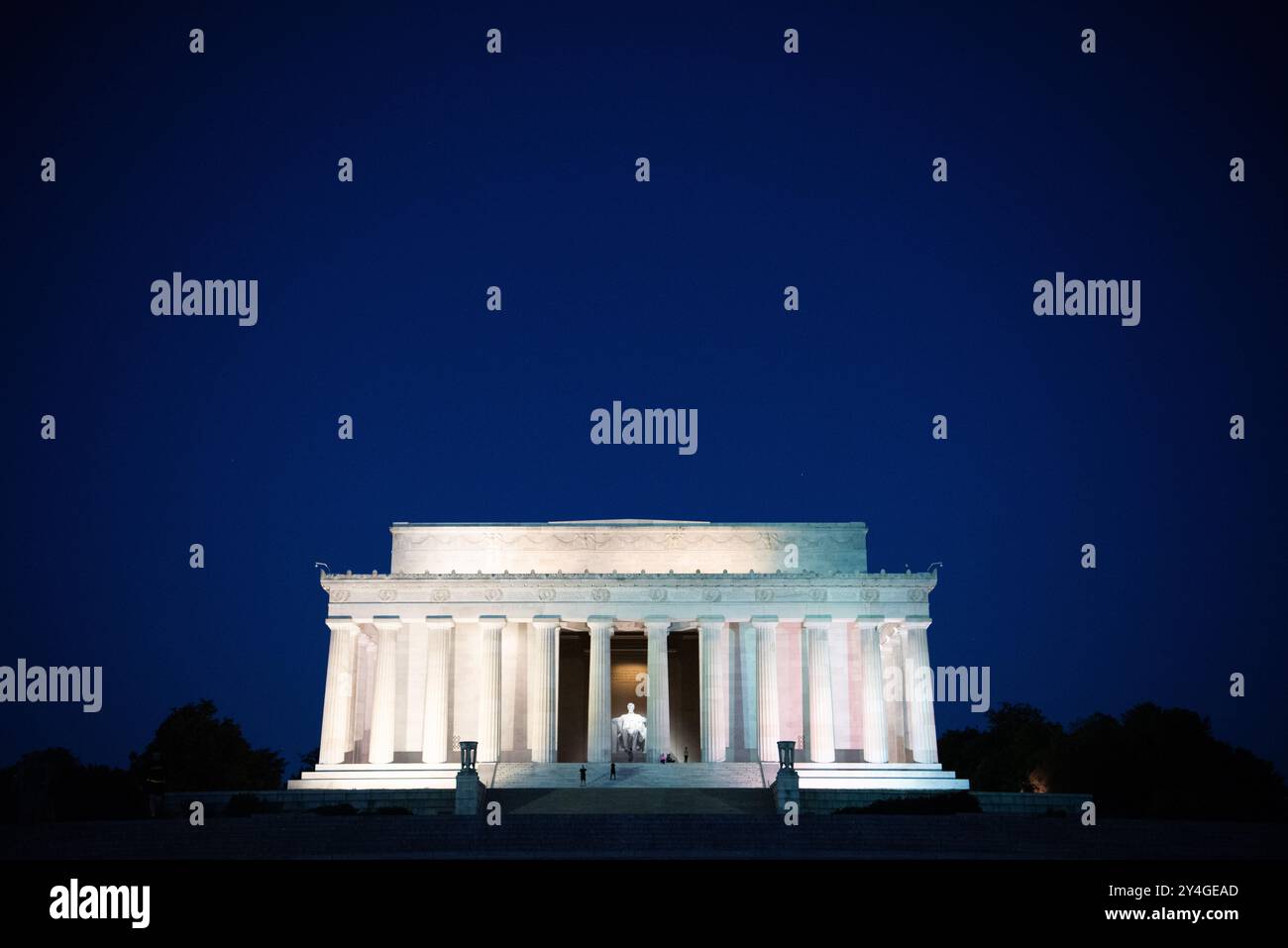 Lincoln memorial night photos hi-res stock photography and images - Alamy