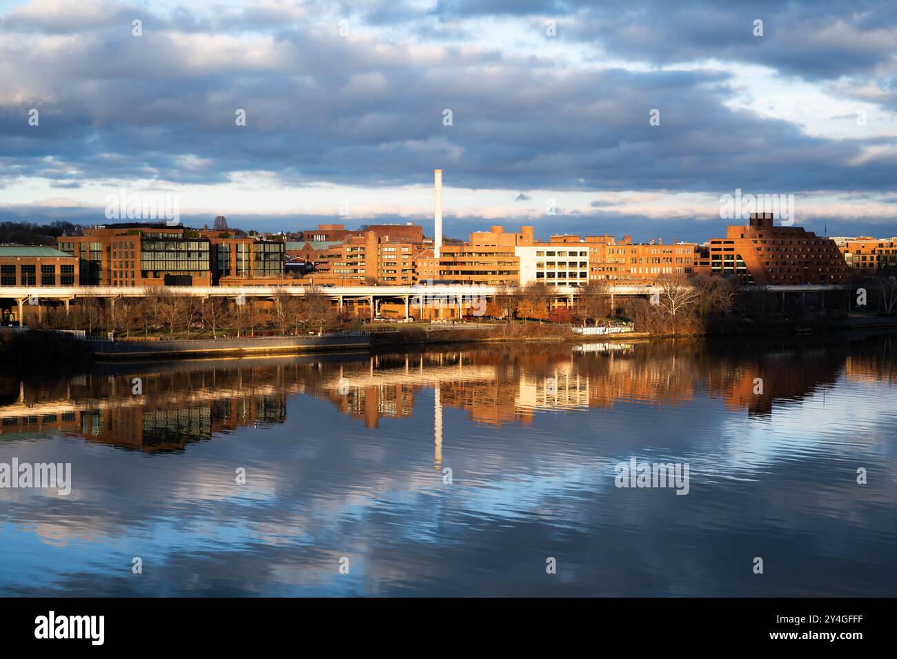 Water flows through mirror hi-res stock photography and images - Alamy