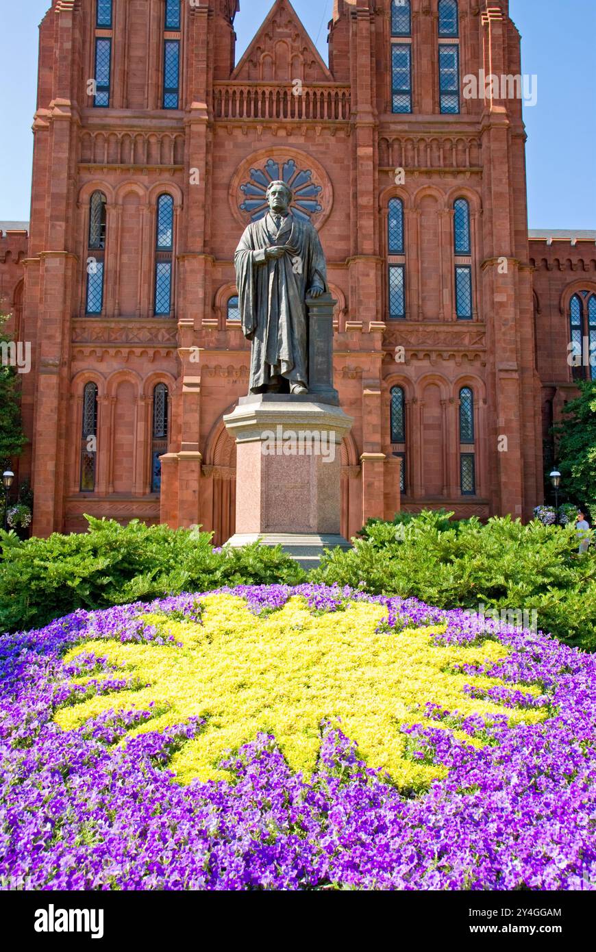 John Smithson Statue Smithsonian Castle Washington DC // WASHINGTON DC ...
