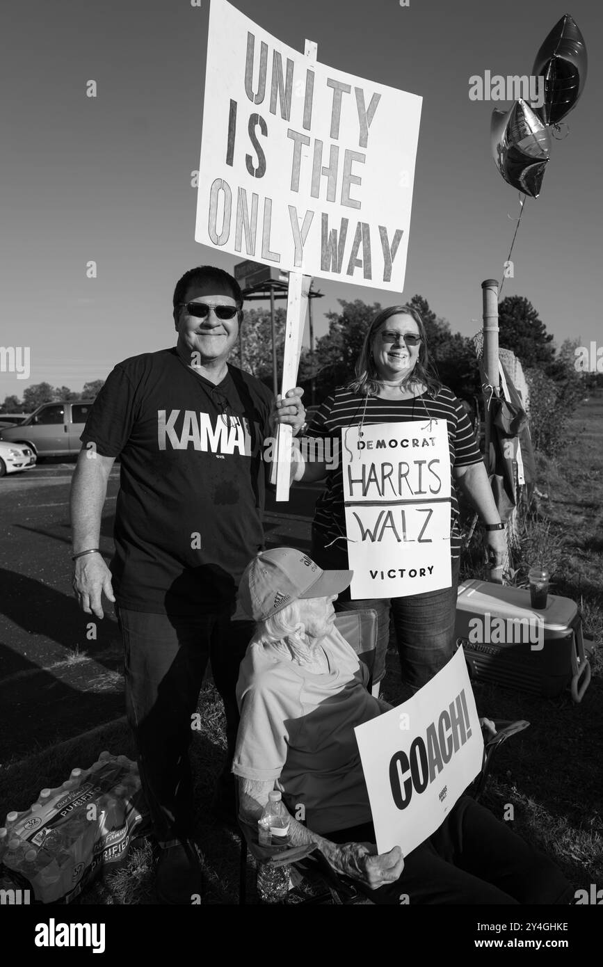 Harris trump signs 2024 hi-res stock photography and images - Alamy
