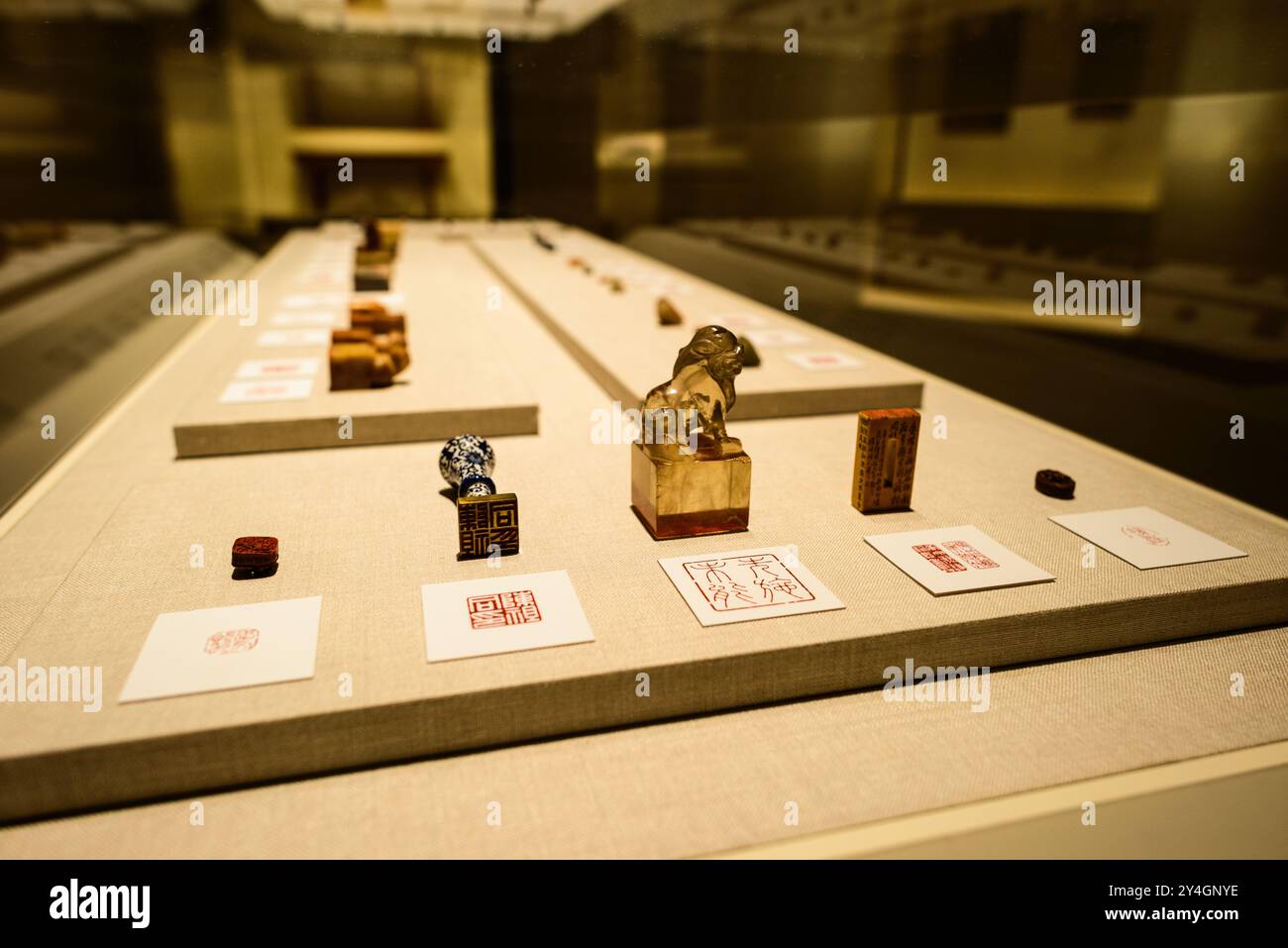 Chinese imperial court artifacts hi-res stock photography and images ...