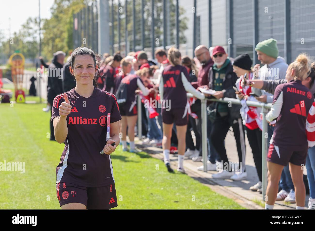 Tuva Hansen (FC Bayern Muenchen, 06) Daumen hoch, thumbs up, nach dem ...
