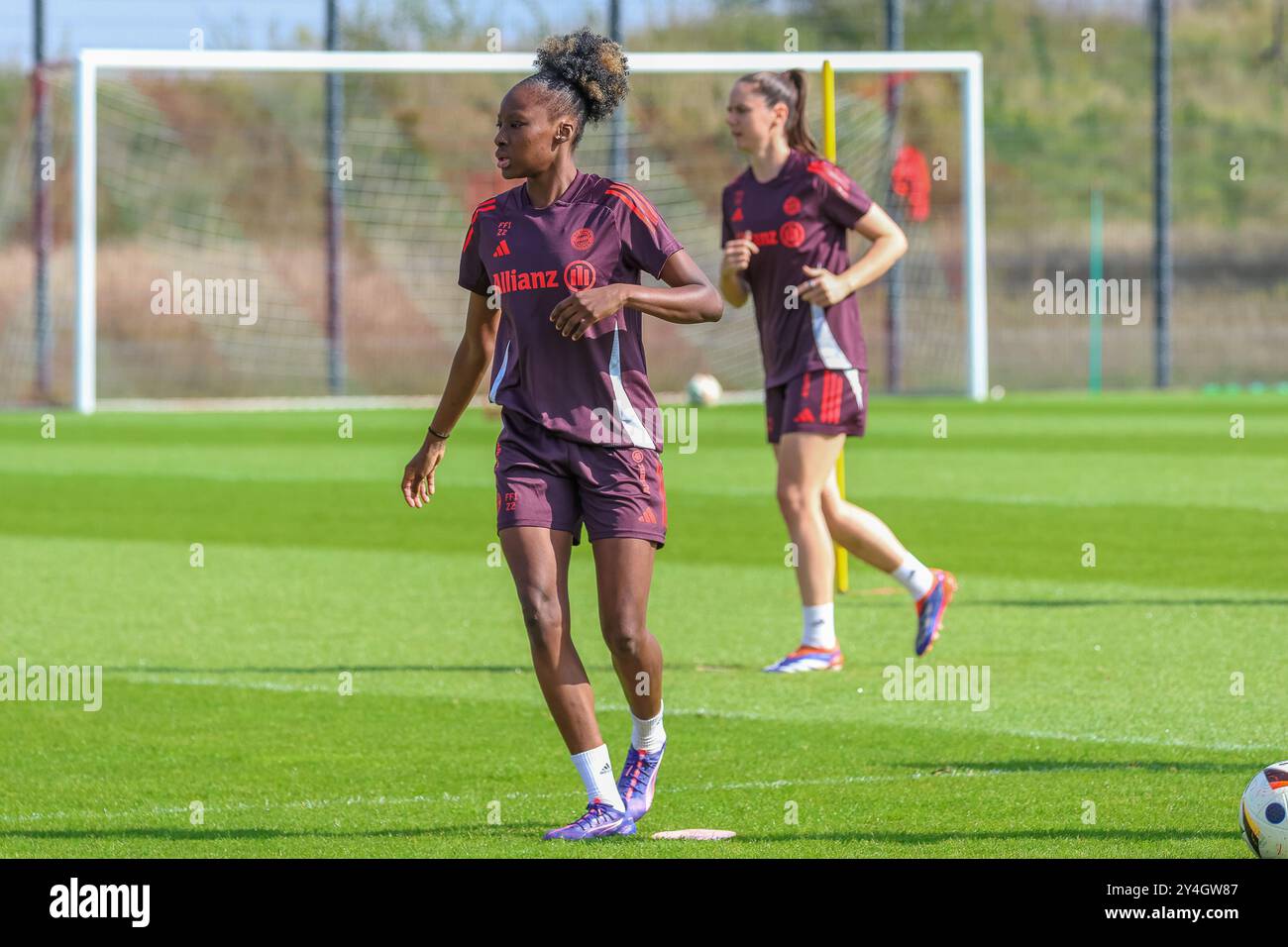 Frauen 18 22 hi-res stock photography and images - Alamy