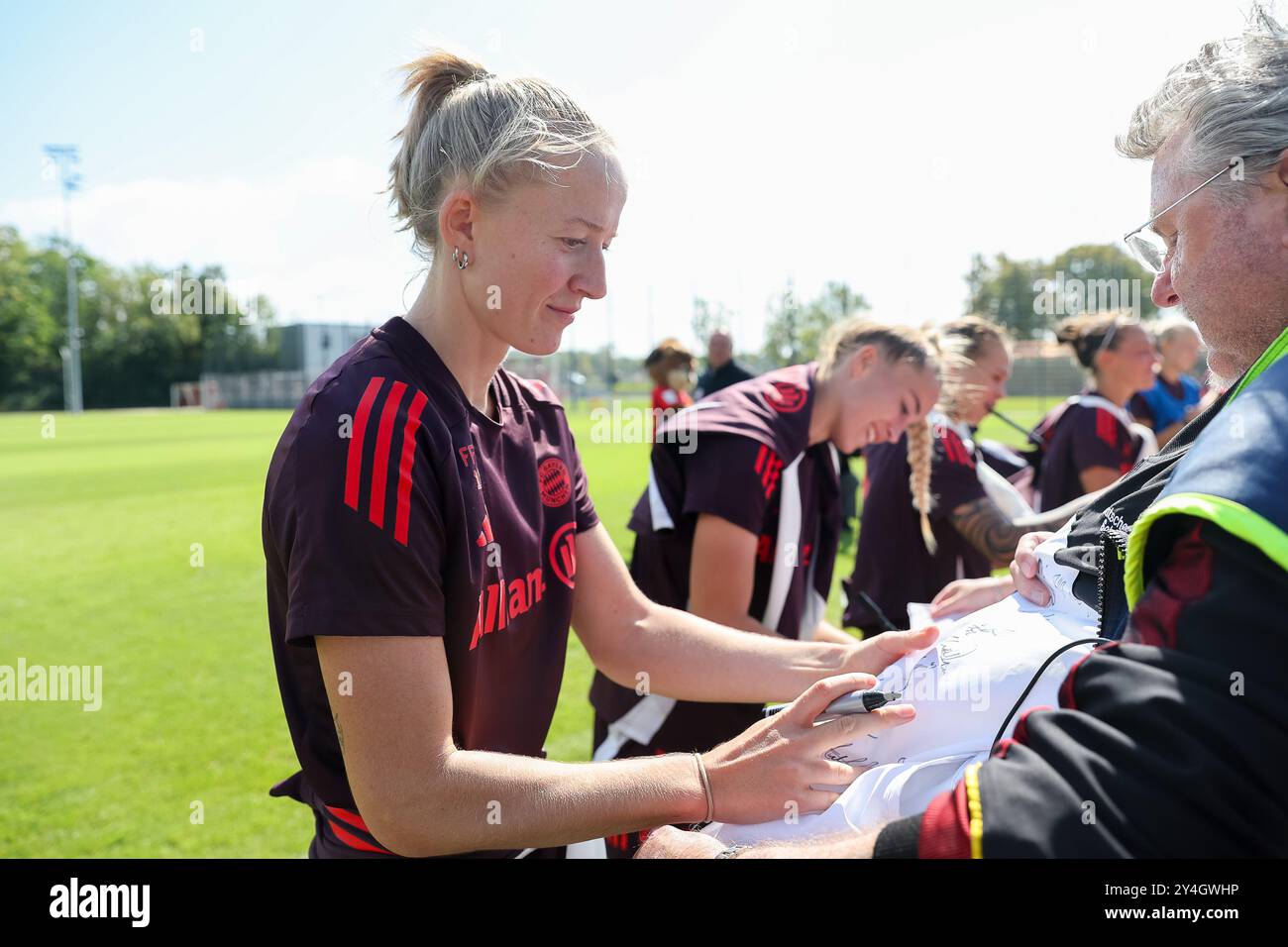 Lea Schueller (FC Bayern Muenchen, 11) nach dem Training mit Fans ...