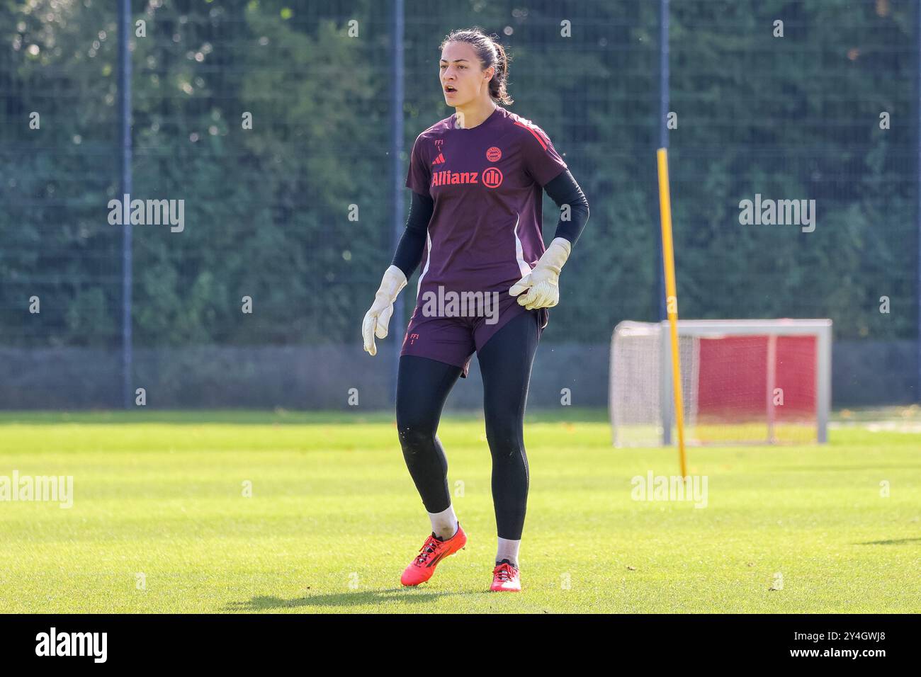Maria Luisa Grohs (FC Bayern Muenchen, 01) beim Training, Oeffentliches ...